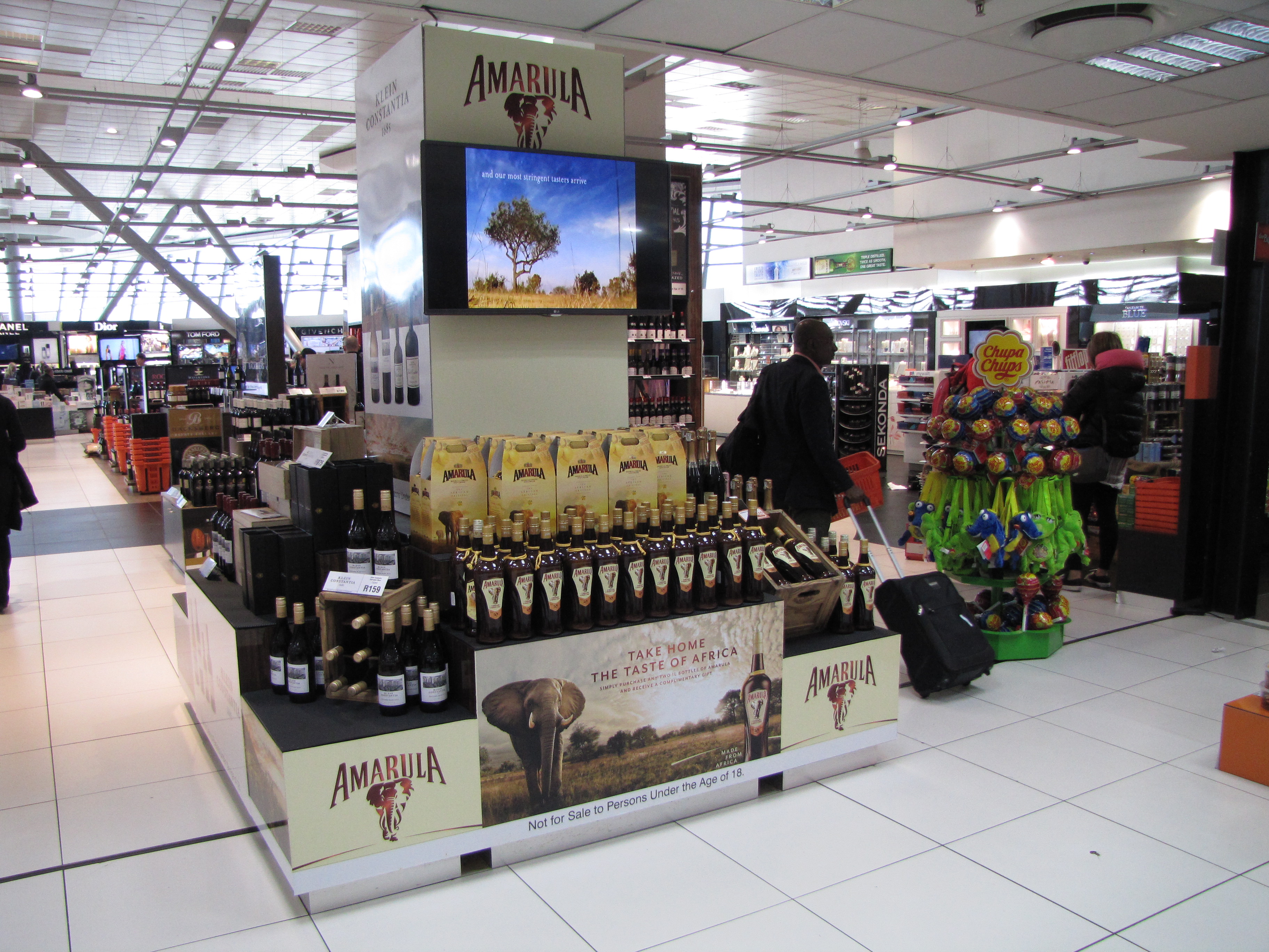 New Amarula bottle celebrates ‘gentle giants’ of Africa : The Moodie ...