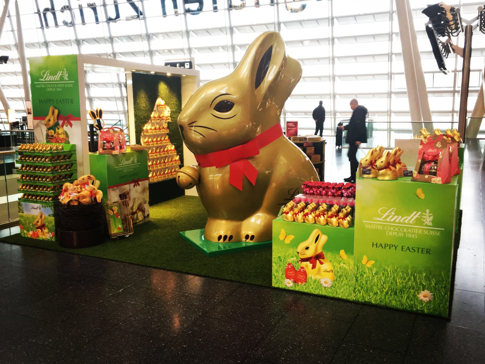 Lindt’s giant Gold Bunny hops into Zürich Airport for Easter promotion ...