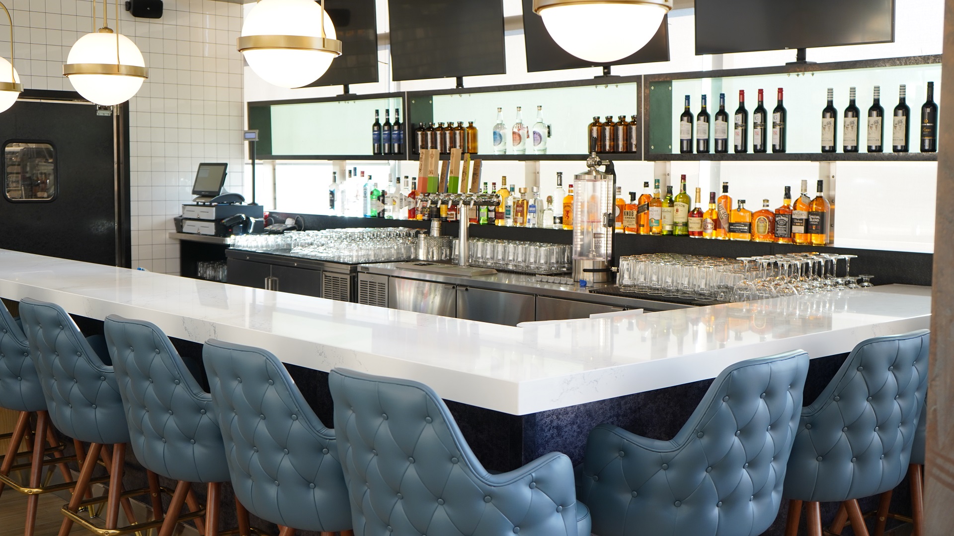 HMSHost unveils new bar and restaurant venue at Calgary International ...