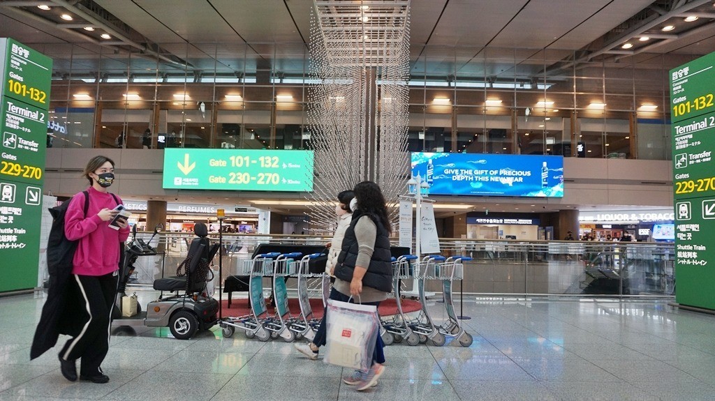 Images of the Day: Johnnie Walker Blue Label x Angel Chen wows at ...